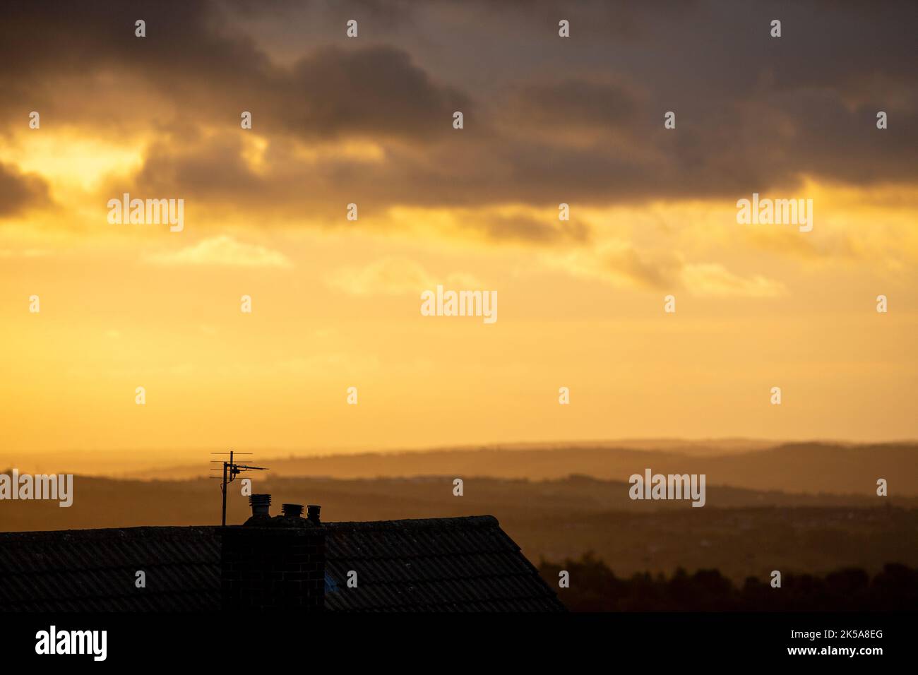 West Yorkshire, UK. 6th Oct, 2022. UK Weather A stormy sunrise over ...
