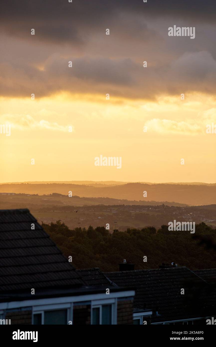 West Yorkshire, UK. 6th Oct, 2022. UK Weather A stormy sunrise over ...