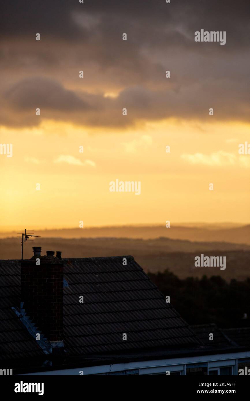 West Yorkshire, UK. 6th Oct, 2022. UK Weather A stormy sunrise over ...