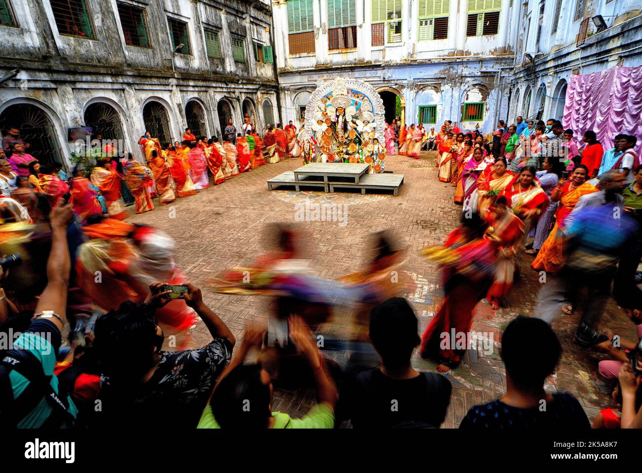 Serampore, India. 05th Oct, 2022. Hindu women walking in a queue to ...
