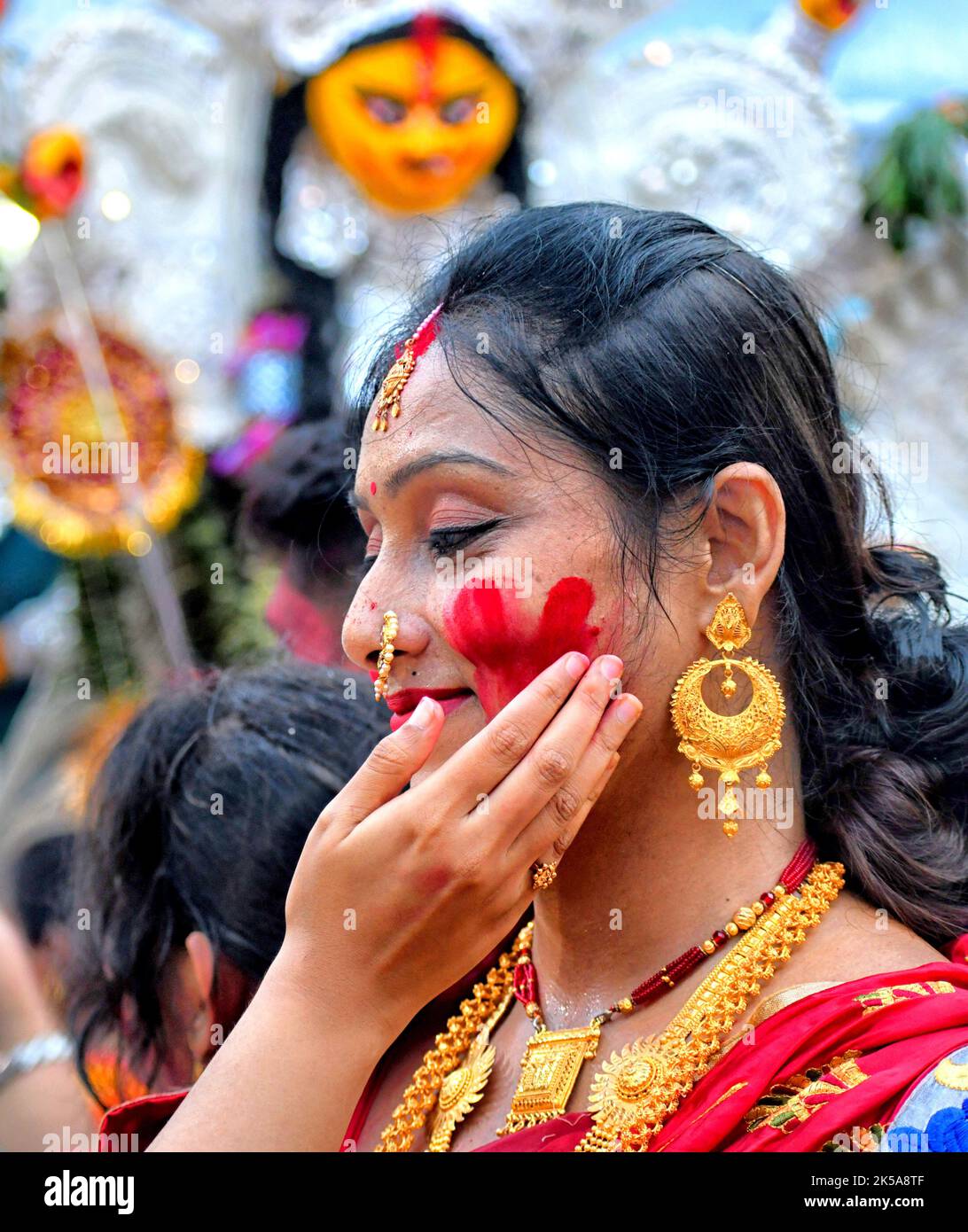 Serampore, India. 05th Oct, 2022. An Indian Hindu devotee smiles while ...