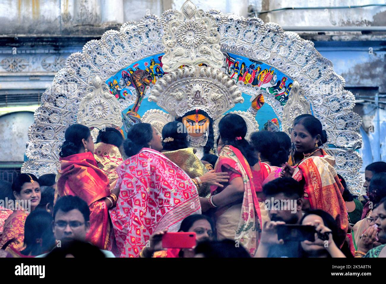 Serampore, India. 05th Oct, 2022. Hindu women make a final worship ...