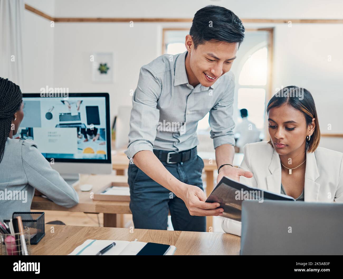 Office collaboration talking hi-res stock photography and images - Alamy