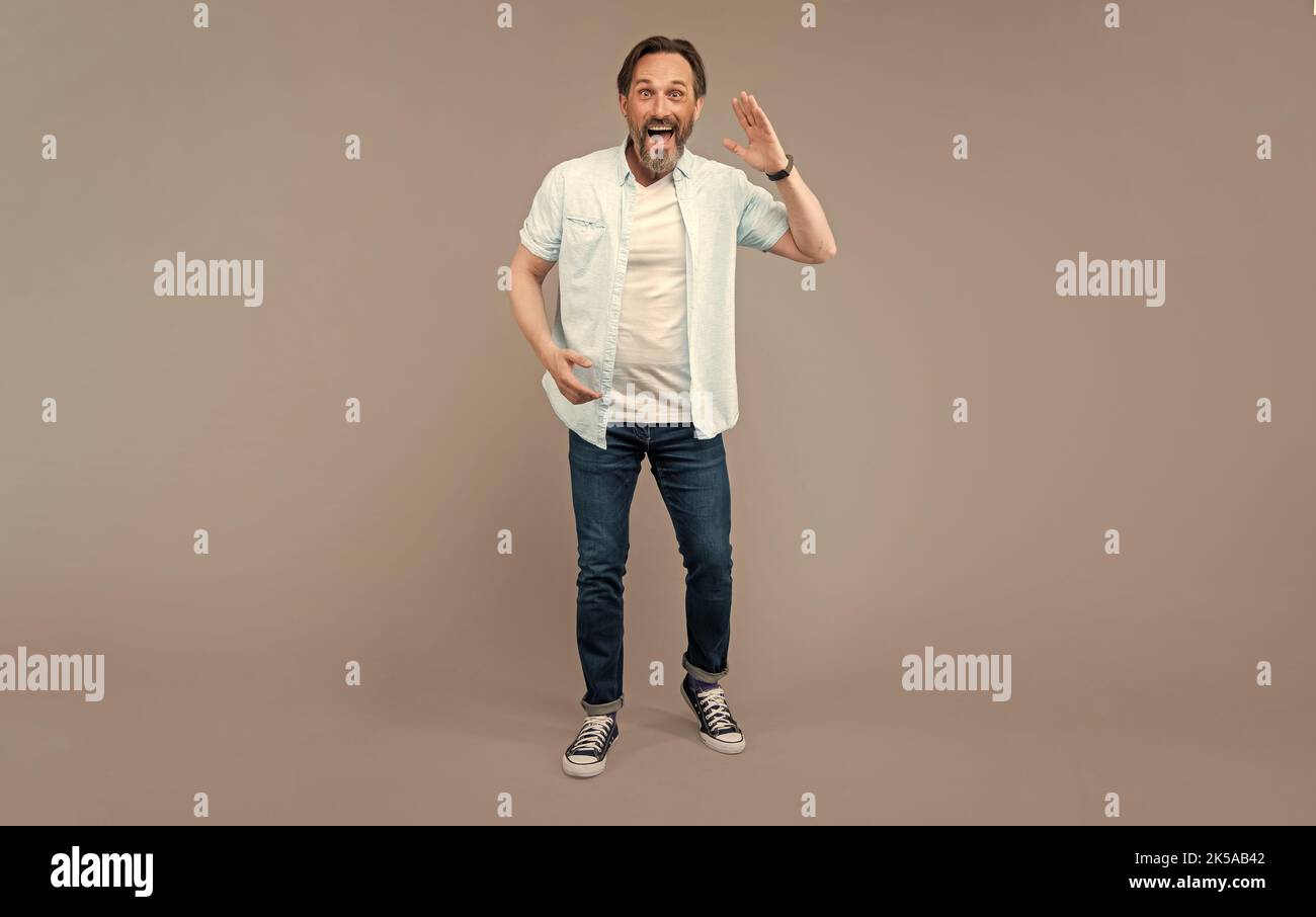 Happy old man in casual say hi waving hand grey background, greeting ...