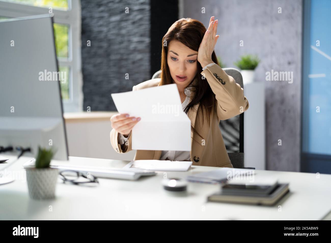 Reading letter shock hi-res stock photography and images - Alamy