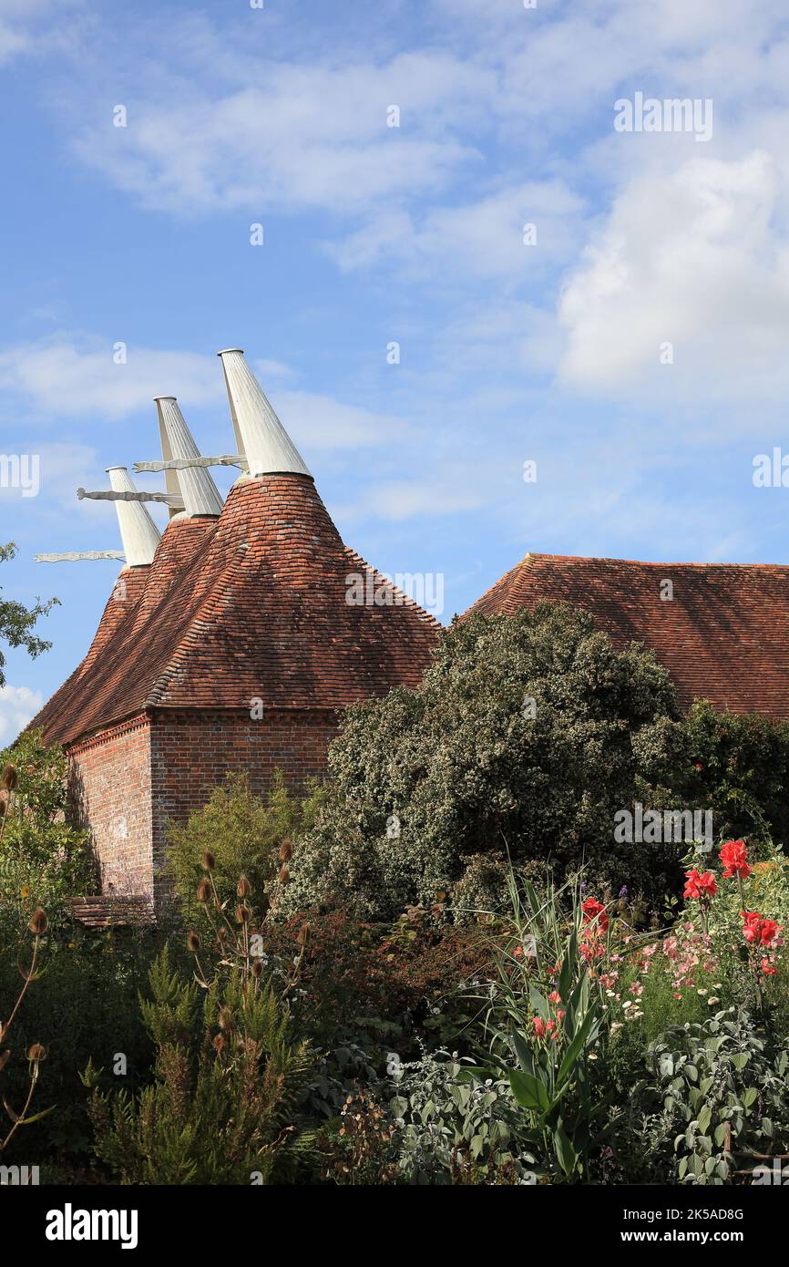 Oast house great dixter hi-res stock photography and images - Alamy