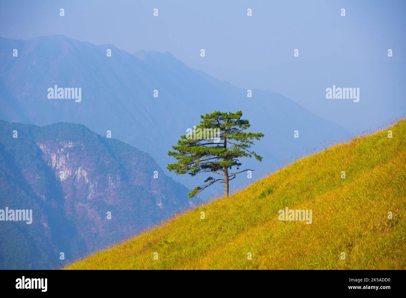 The early autumn scenery of Wugong Mountain Natural Scenic Area ...