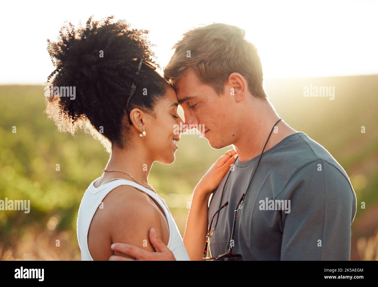 Love hug evening sunset hi-res stock photography and images - Alamy