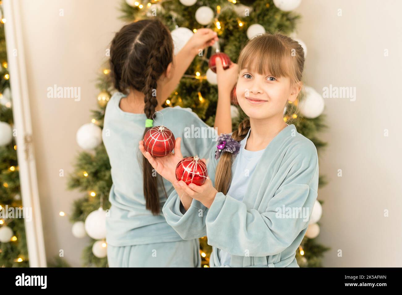 Two little girls at christmas Stock Photo - Alamy