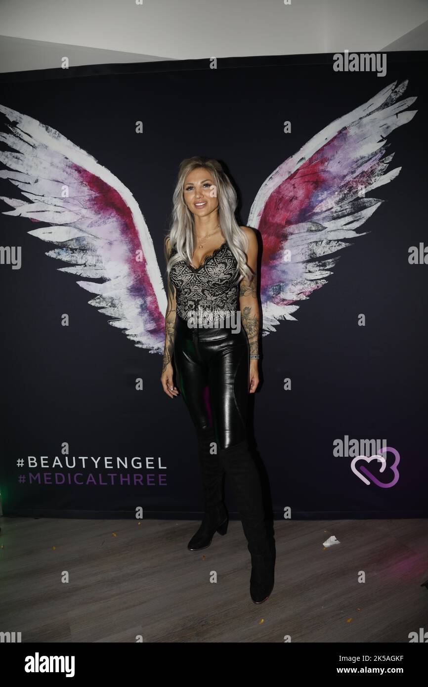 Viktoria Livada aka Livadax3 beim Grand Opening der Beauty-Praxis ...