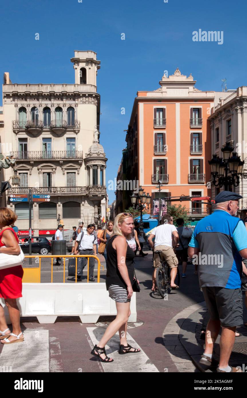 Barcelona august crowd hi-res stock photography and images - Alamy