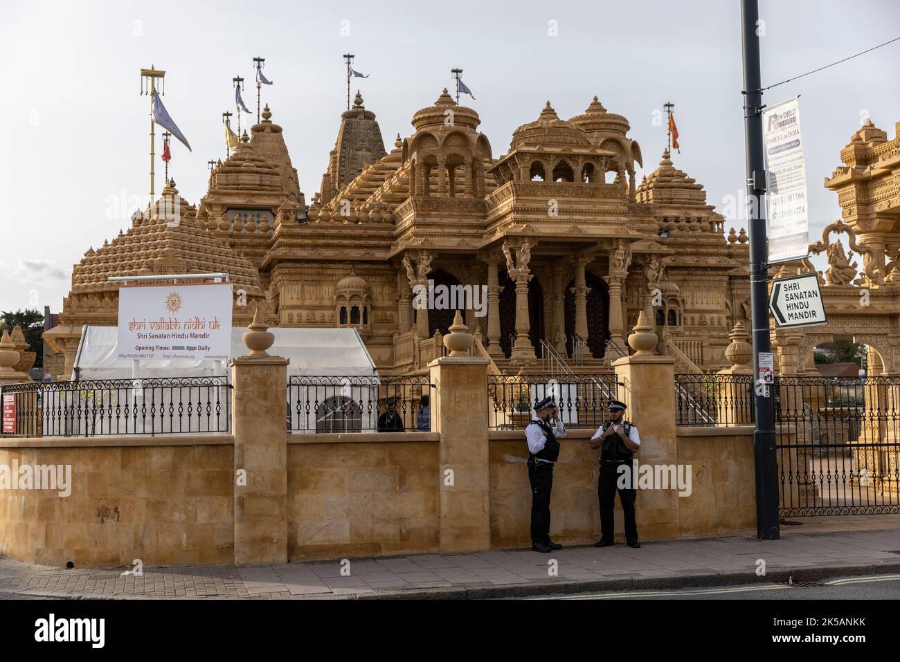 Metropolitan Police keep an eye outside the Shree Santa Hindu Temple ...