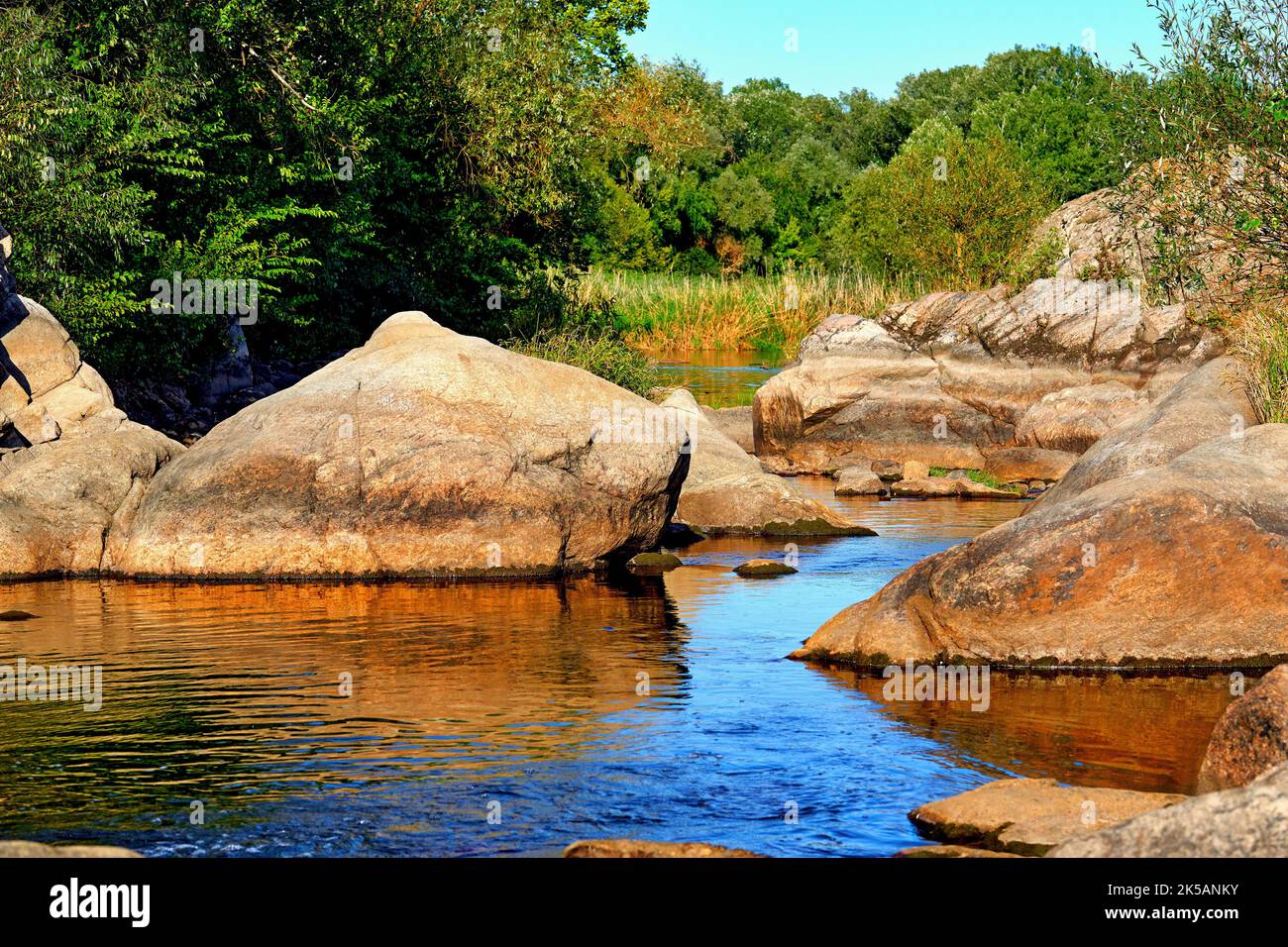 Canyon river running among stones hi-res stock photography and images ...