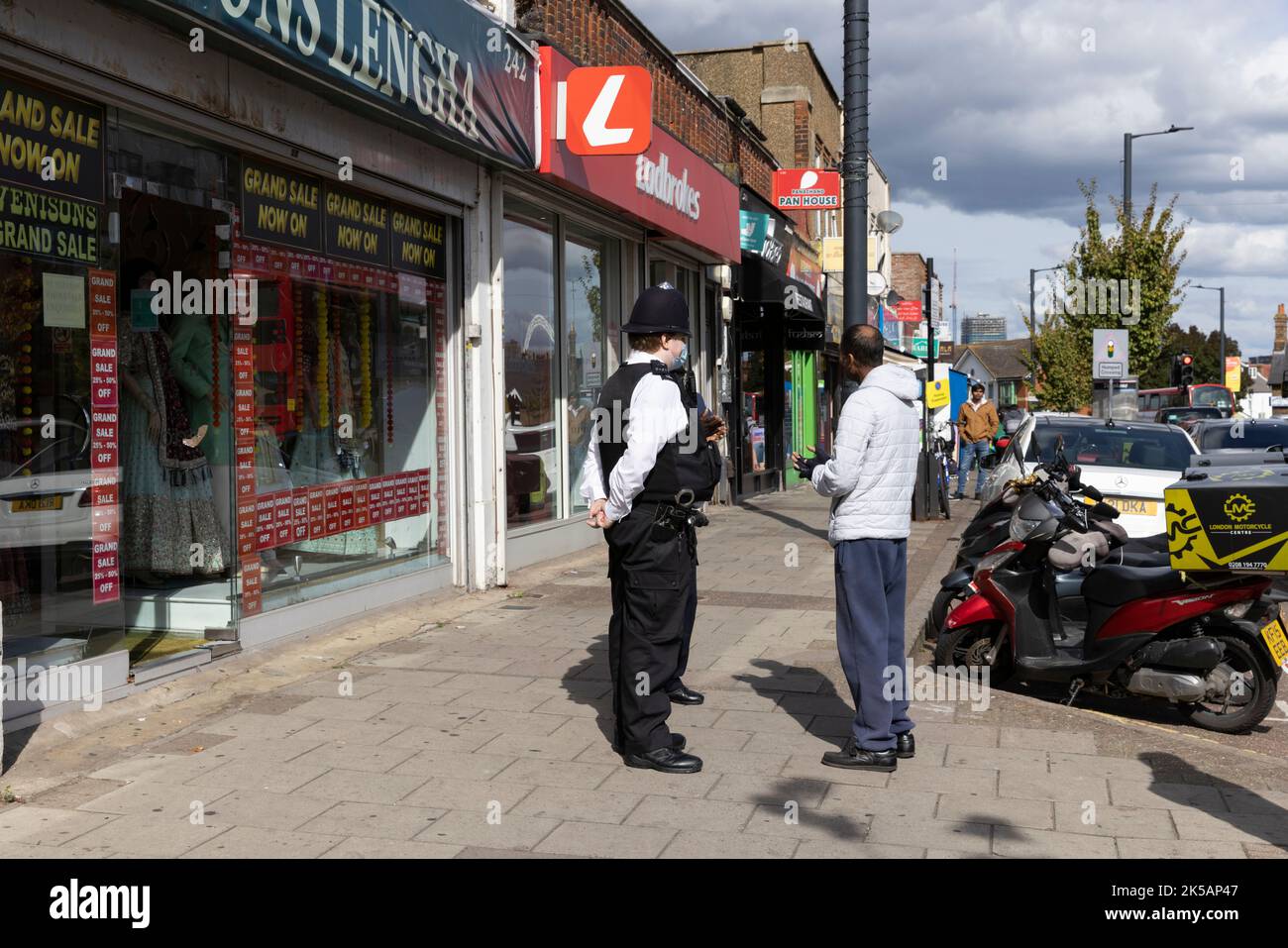 Metropolitan Police keep an eye outside the Shree Santa Hindu Temple ...