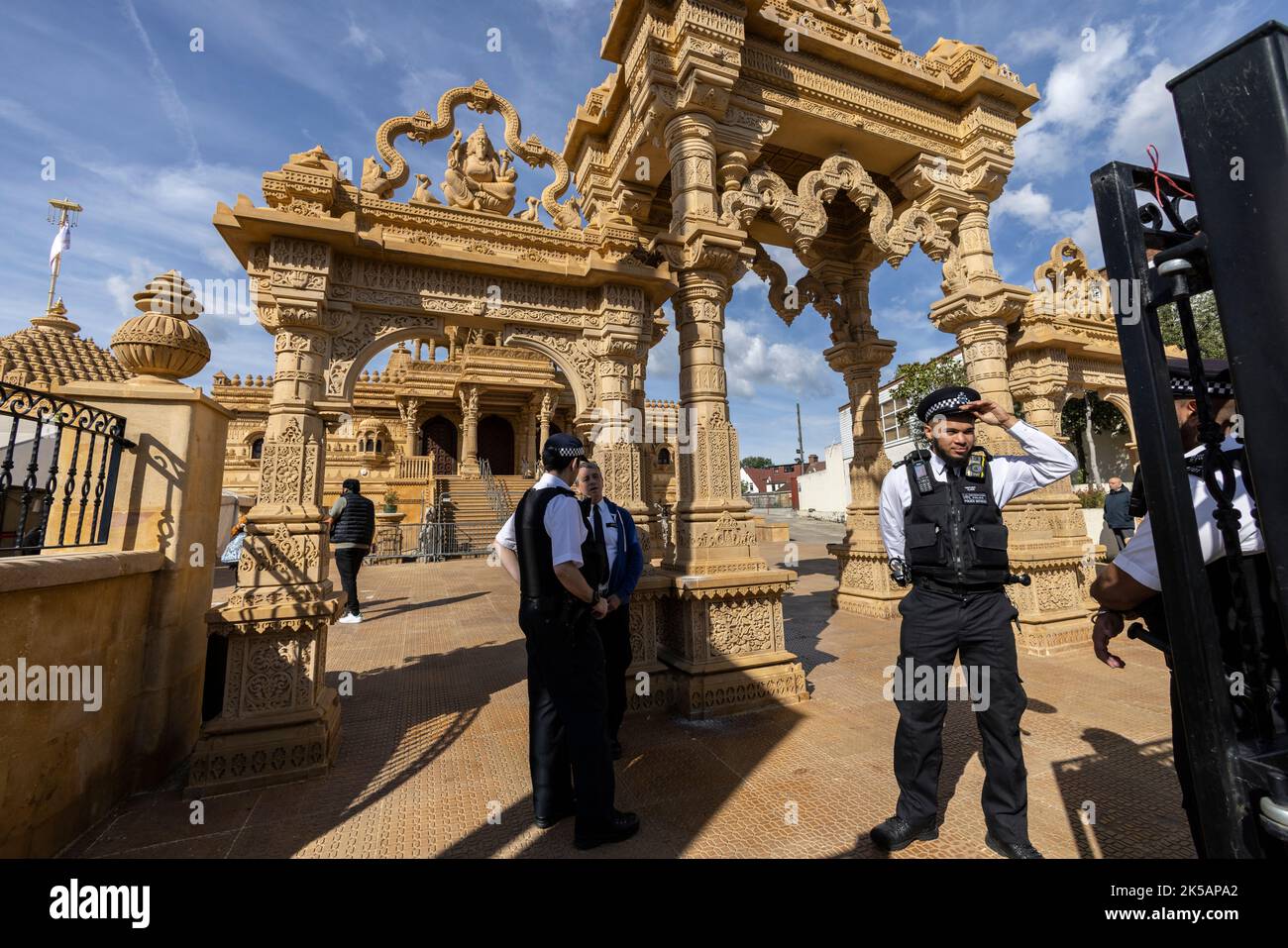 Metropolitan Police keep an eye outside the Shree Santa Hindu Temple ...