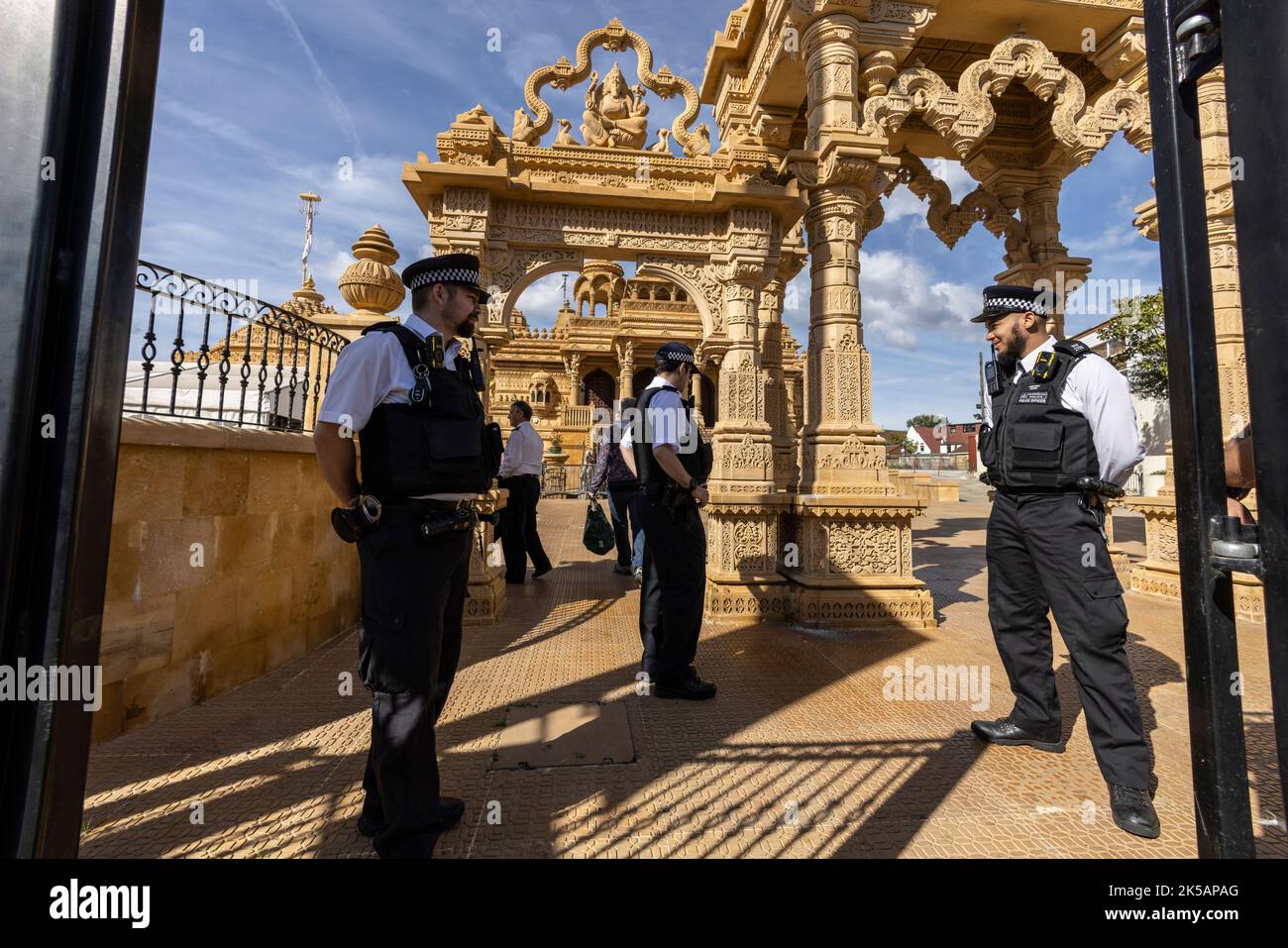 Metropolitan Police keep an eye outside the Shree Santa Hindu Temple ...