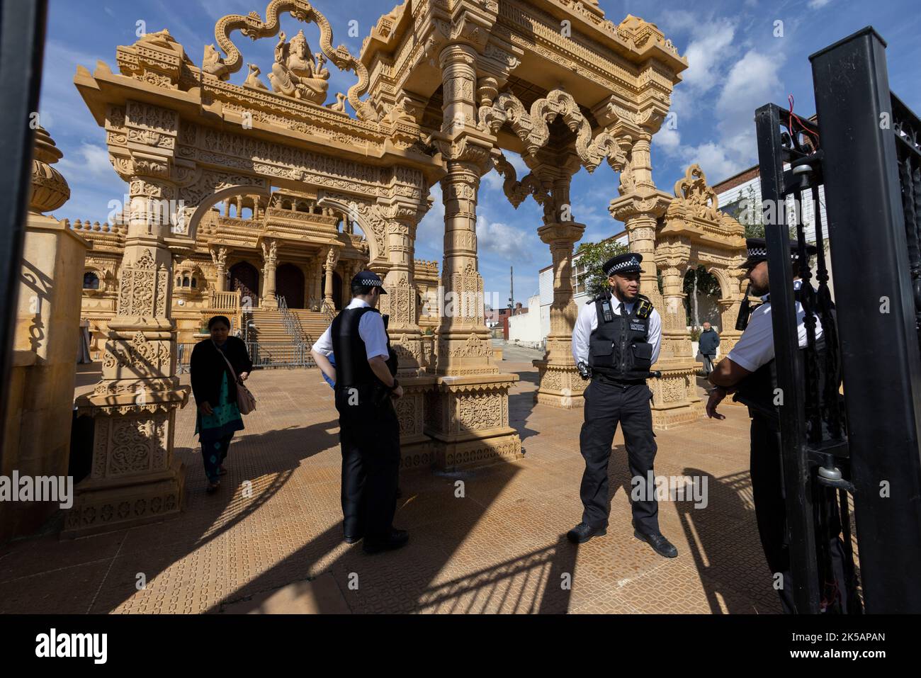 Metropolitan Police keep an eye outside the Shree Santa Hindu Temple ...