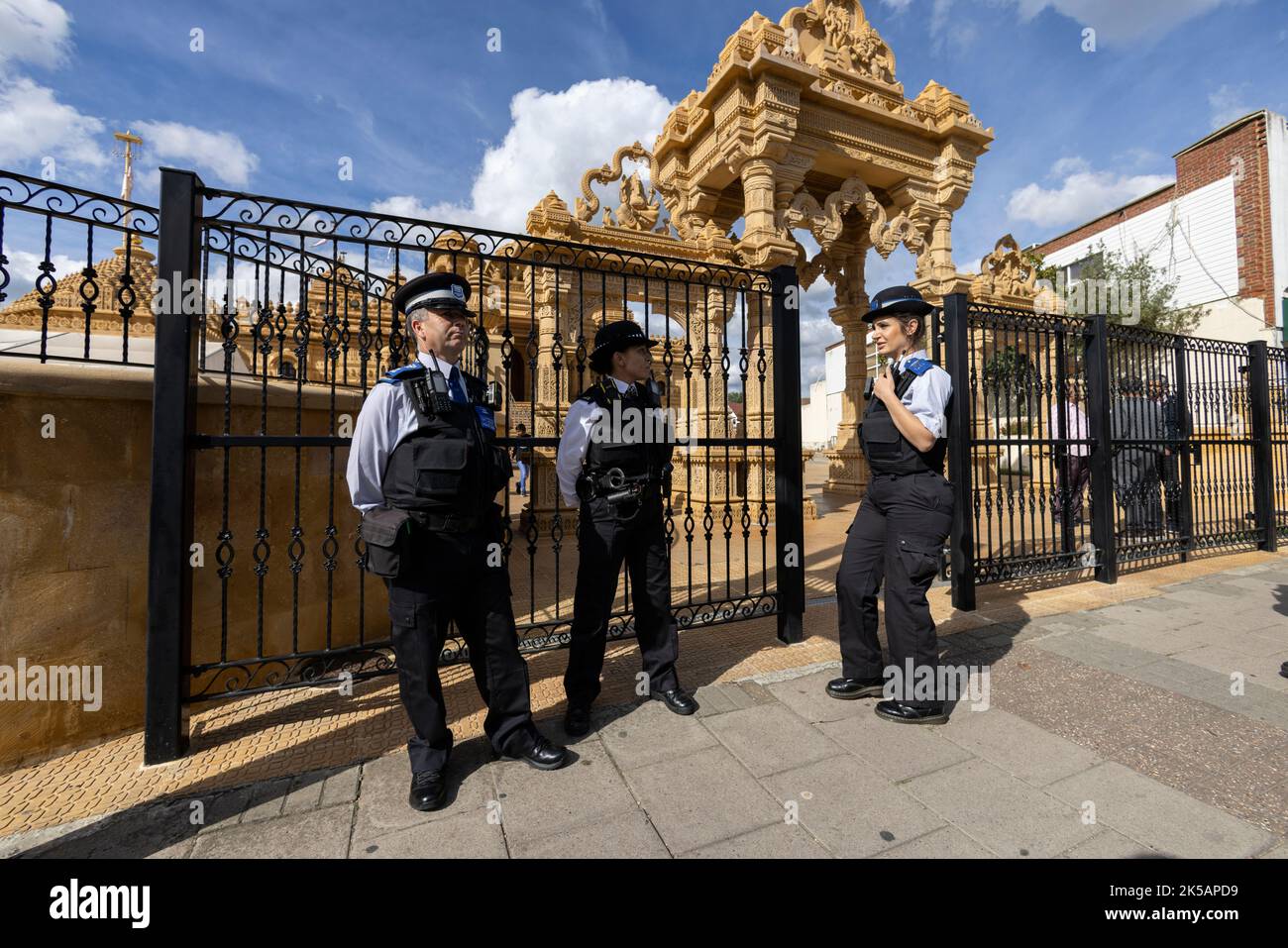 Metropolitan Police keep an eye outside the Shree Santa Hindu Temple ...