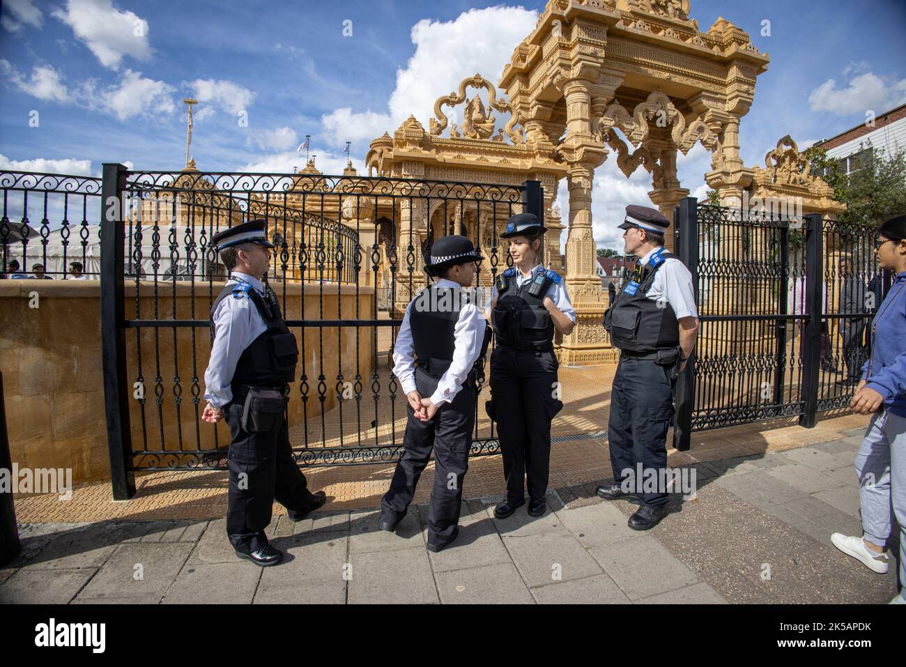 Metropolitan Police keep an eye outside the Shree Santa Hindu Temple ...