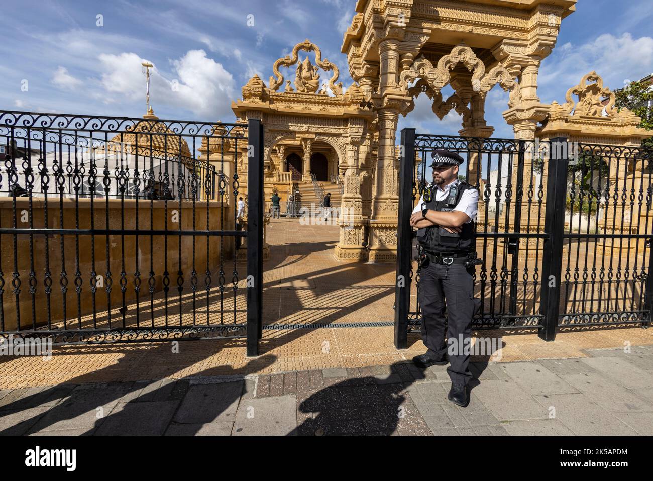 Metropolitan Police keep an eye outside the Shree Santa Hindu Temple ...