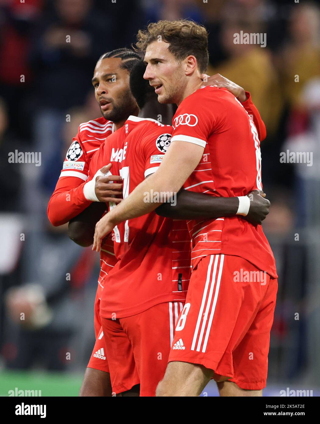 Sadio Mane of Bayern Muenchen jubelt Ÿber sein Tor zum Serge Gnabry of ...