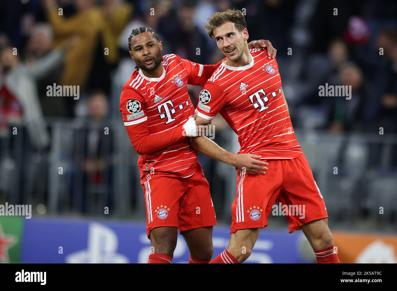 Serge Gnabry of Bayern Muenchen jubelt Ÿber sein Tor zum 2:0 mit Leon ...