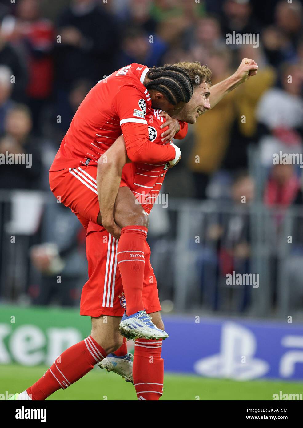 Serge Gnabry of Bayern Muenchen jubelt Ÿber sein Tor zum 2:0 mit Leon ...