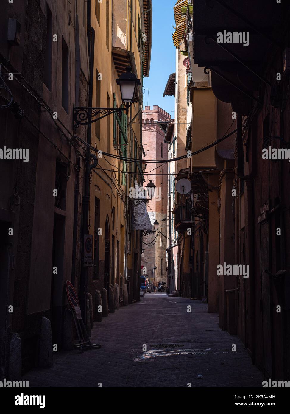 Narrow Street with Ancient Walls and antique Lamp Post in Pisa, Tuscany ...