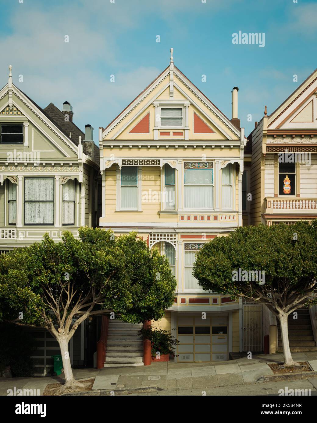 Victorian houses of alamo square hi-res stock photography and images ...