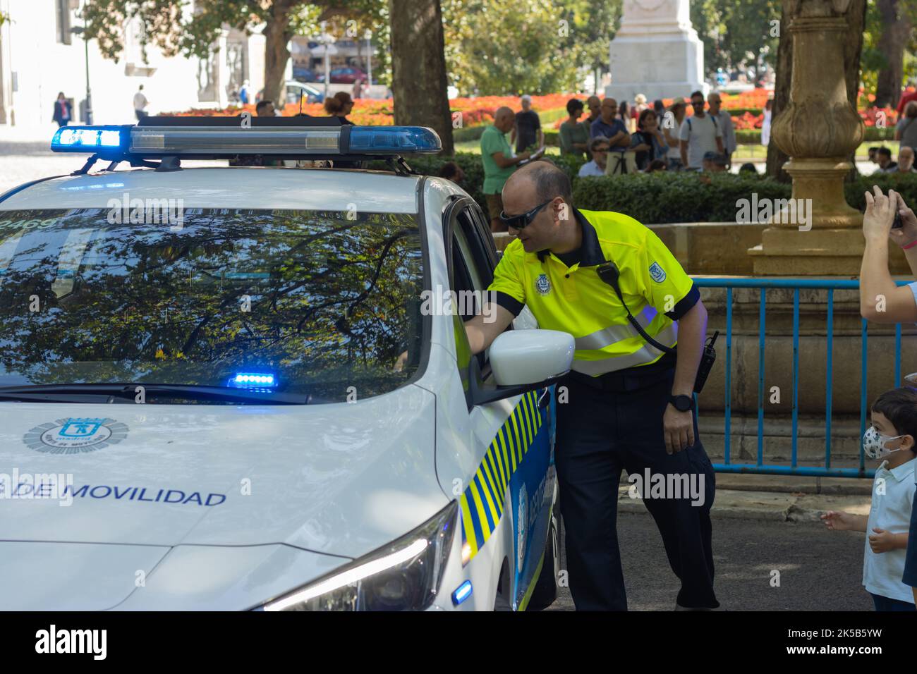 Police teaching children hi-res stock photography and images - Alamy