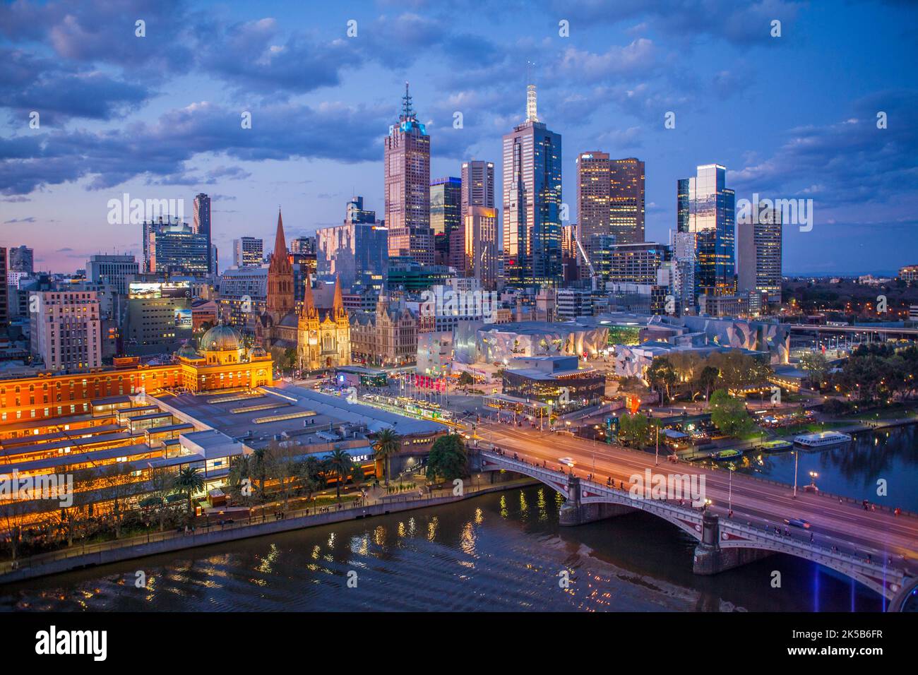 The beautiful skyline of Melbourne with Flinders Street railway station ...