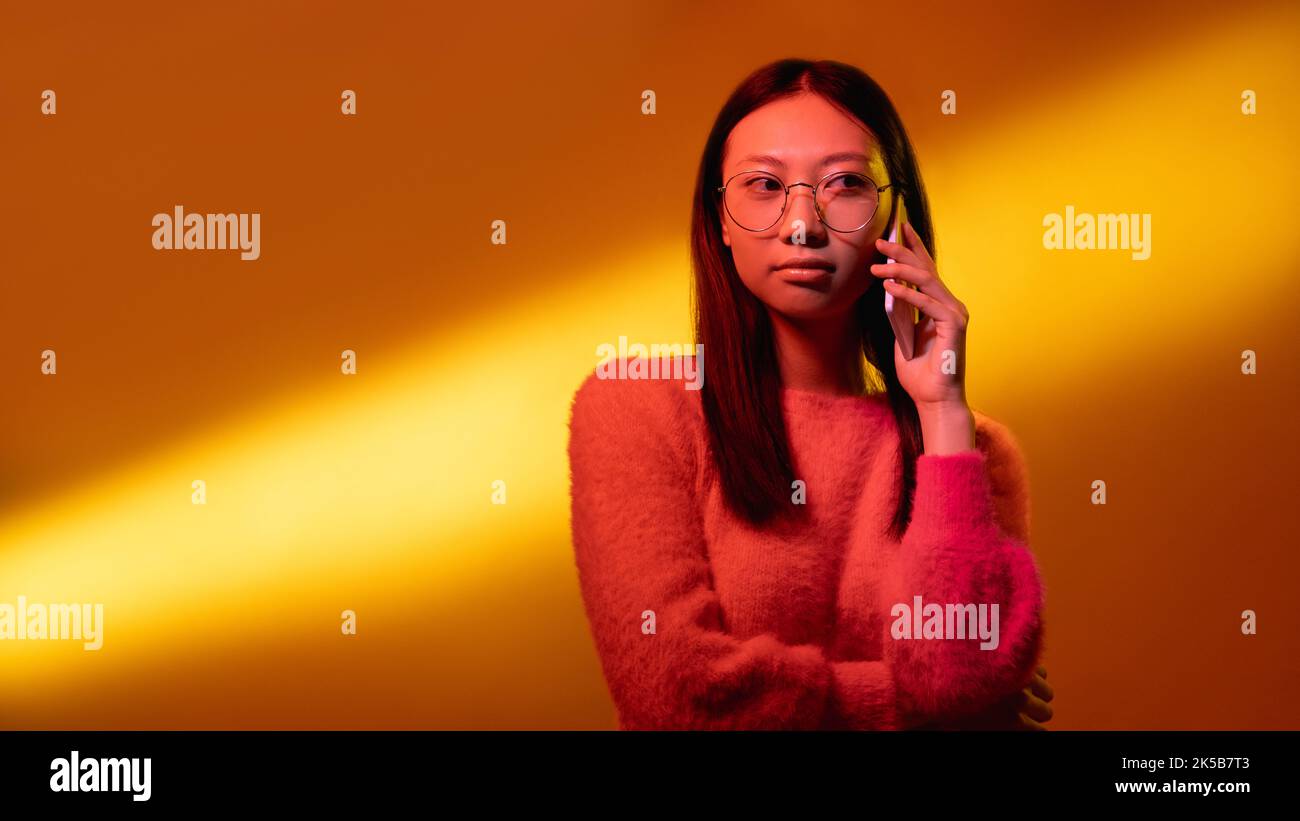 business call neon light portrait woman on phone Stock Photo - Alamy