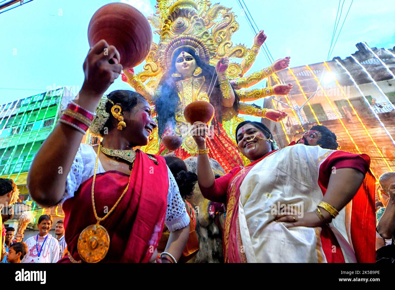 Kolkata, India. 06th Oct, 2022. Women dressed in traditional Bengali ...