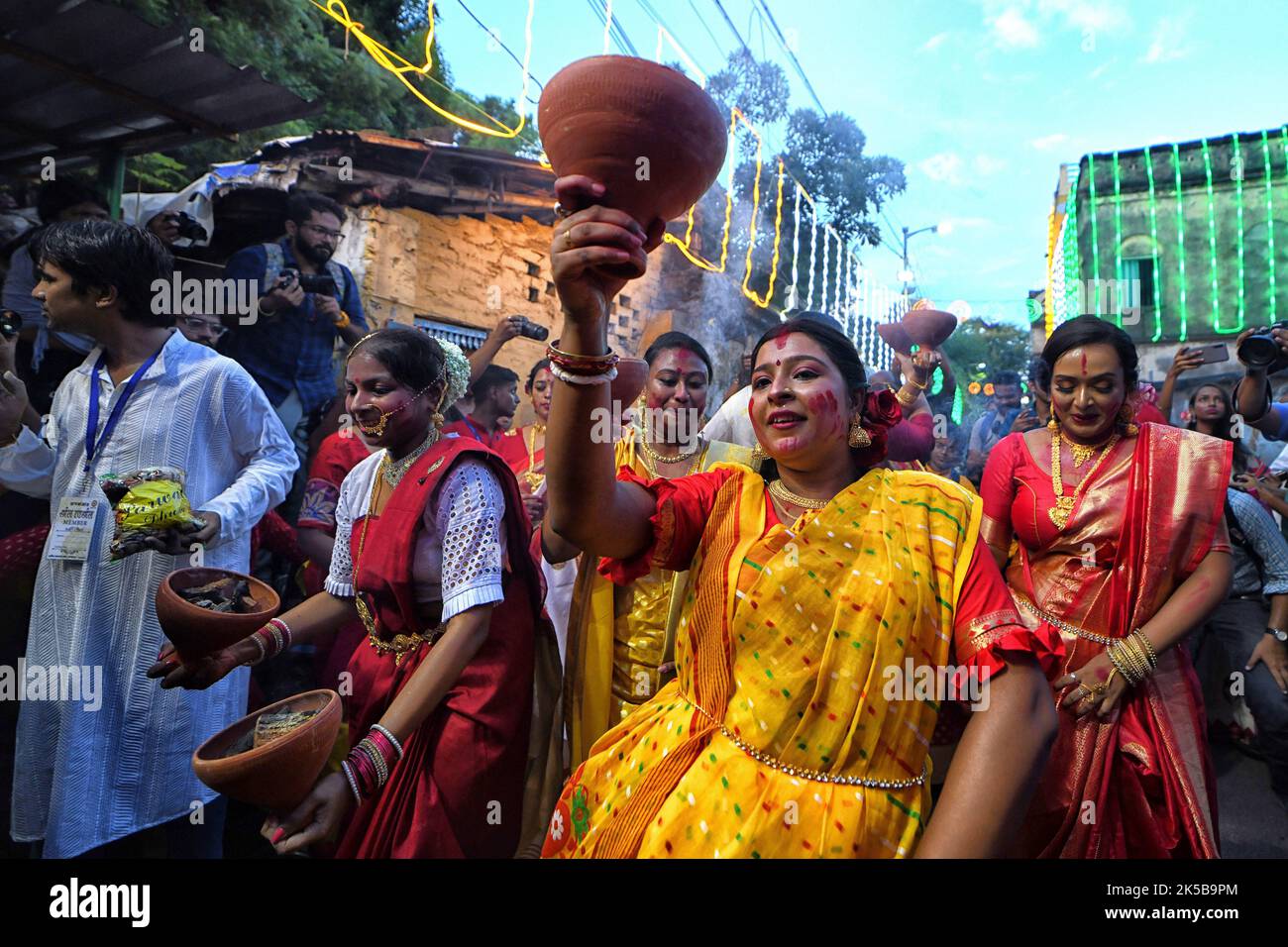 Kolkata, India. 06th Oct, 2022. Women dressed in traditional Bengali ...