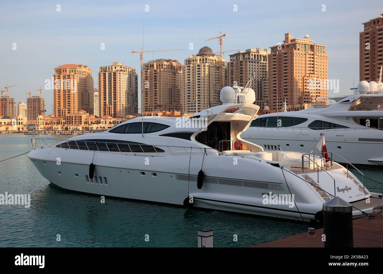 Qatar Pearl und Porto Arabia, Doha, Qatar, Katar Stock Photo - Alamy