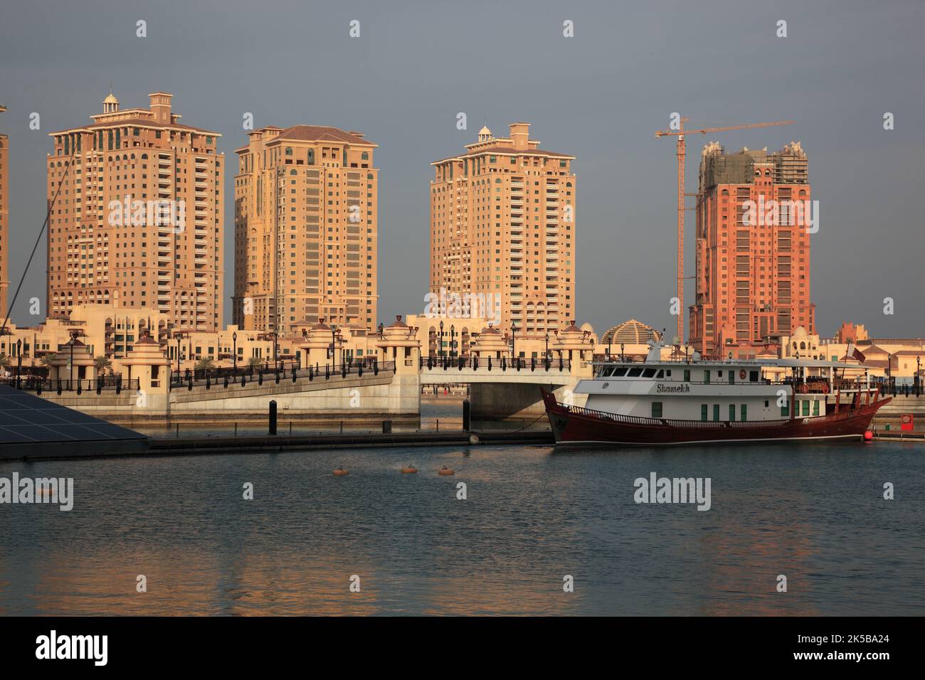 Qatar Pearl und Porto Arabia, Doha, Qatar, Katar Stock Photo - Alamy