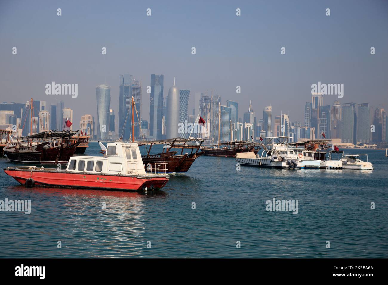 Blick auf Doha und den alten Hafen, Qatar, Katar Stock Photo - Alamy