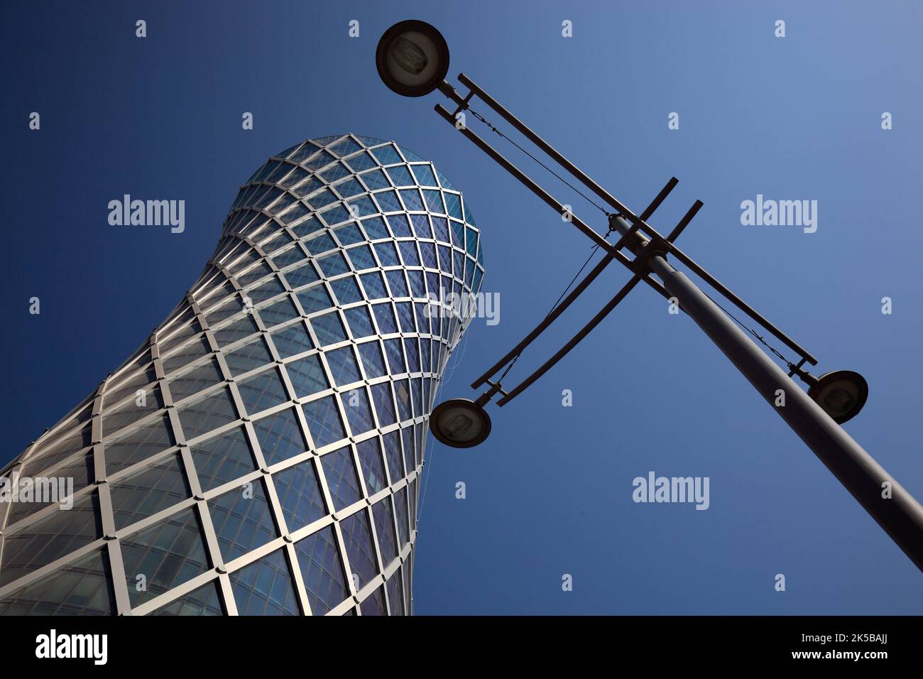 Der Tornado tower, auch QIPCO Tower, West Bay Tower, Westbay Tower, Al ...