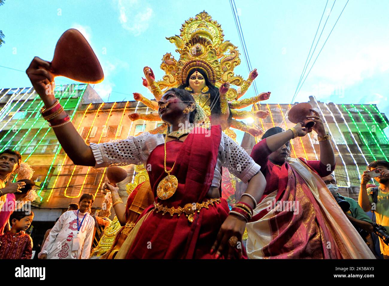 Kolkata, India. 06th Oct, 2022. Women dressed in traditional Bengali ...
