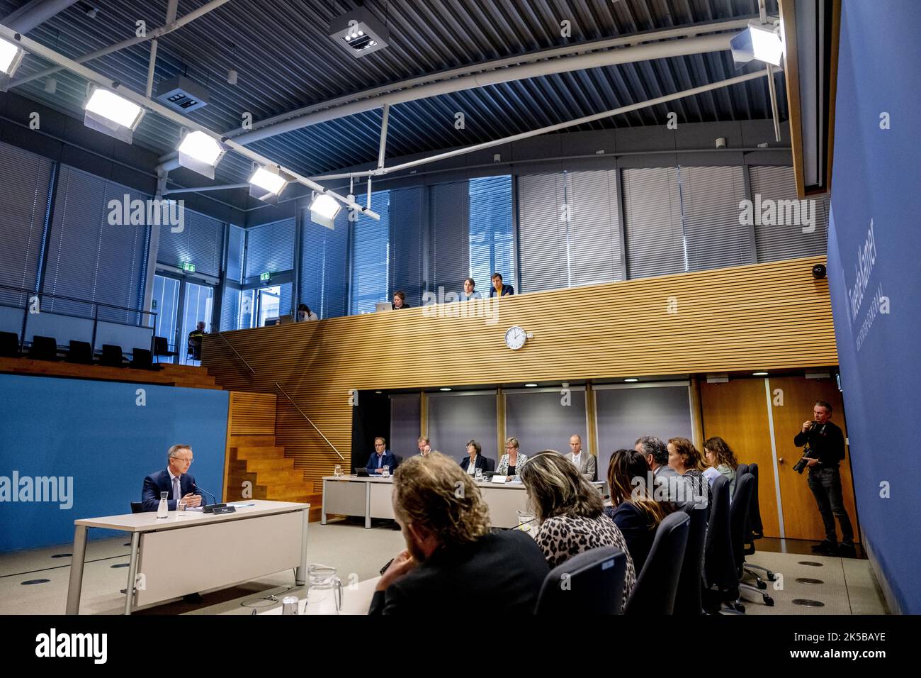 Survey room hi-res stock photography and images - Alamy