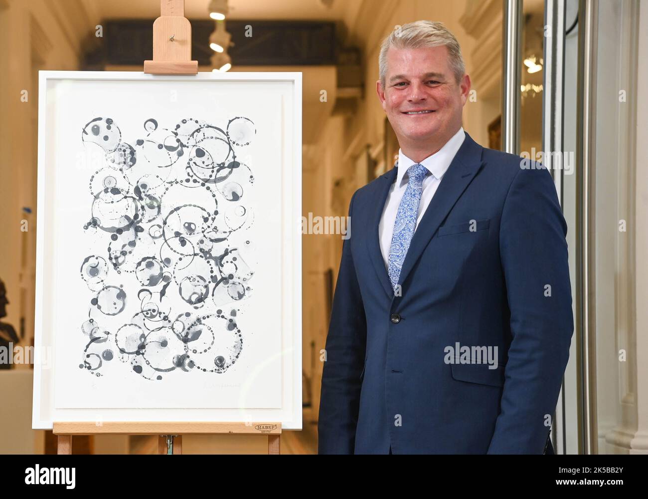 EDITORIAL USE ONLY Stuart Andrew MP at the unveiling of artist Rachel ...