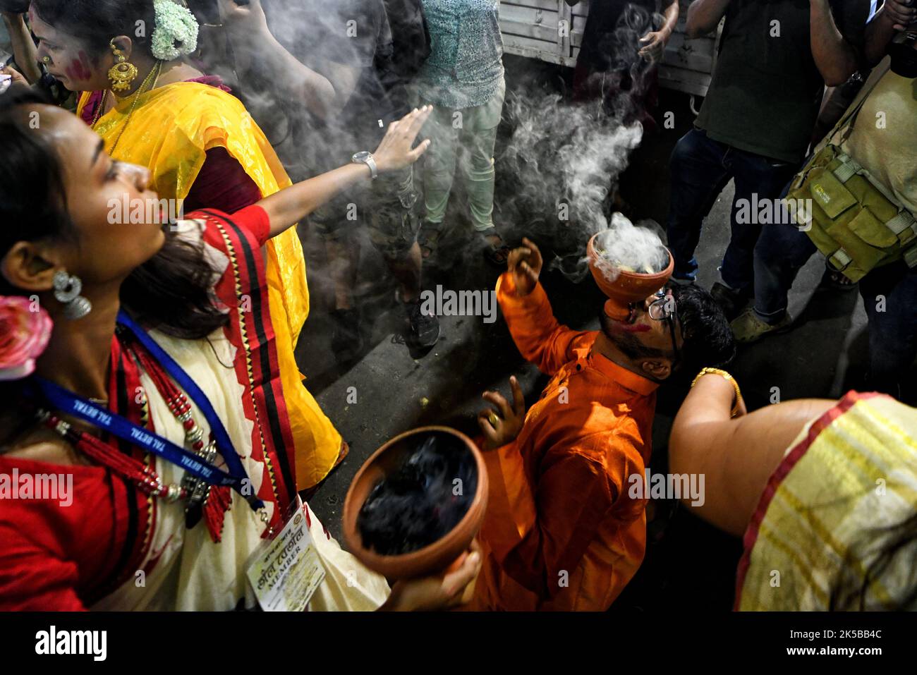 Kolkata, India. 06th Oct, 2022. Hindu devotees perform dhunuchi dance ...