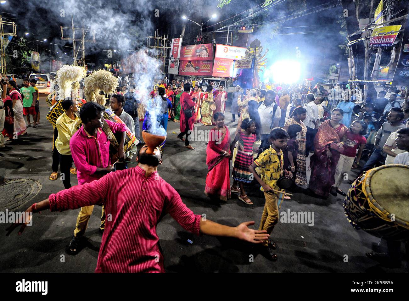 Kolkata, India. 06th Oct, 2022. A Hindu devotee performs dhunuchi dance ...