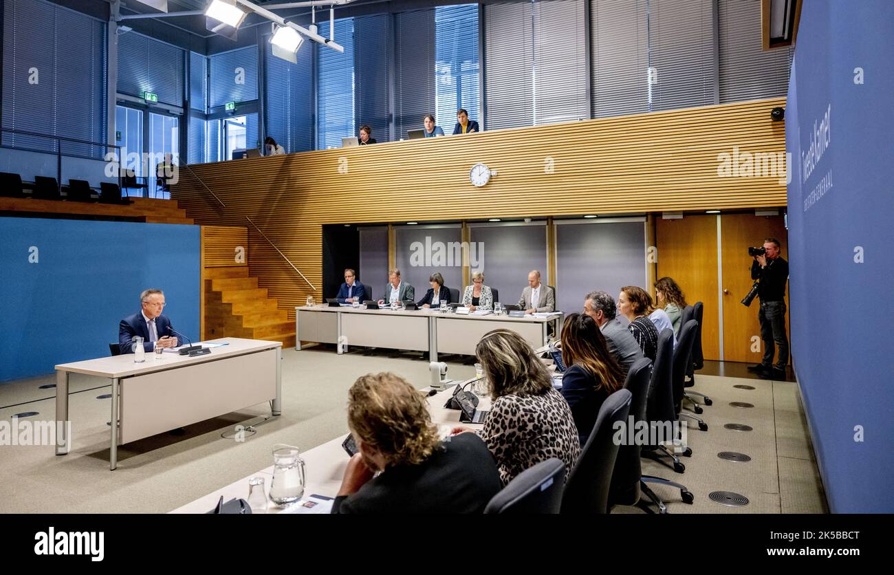 Group survey at a table hi-res stock photography and images - Alamy