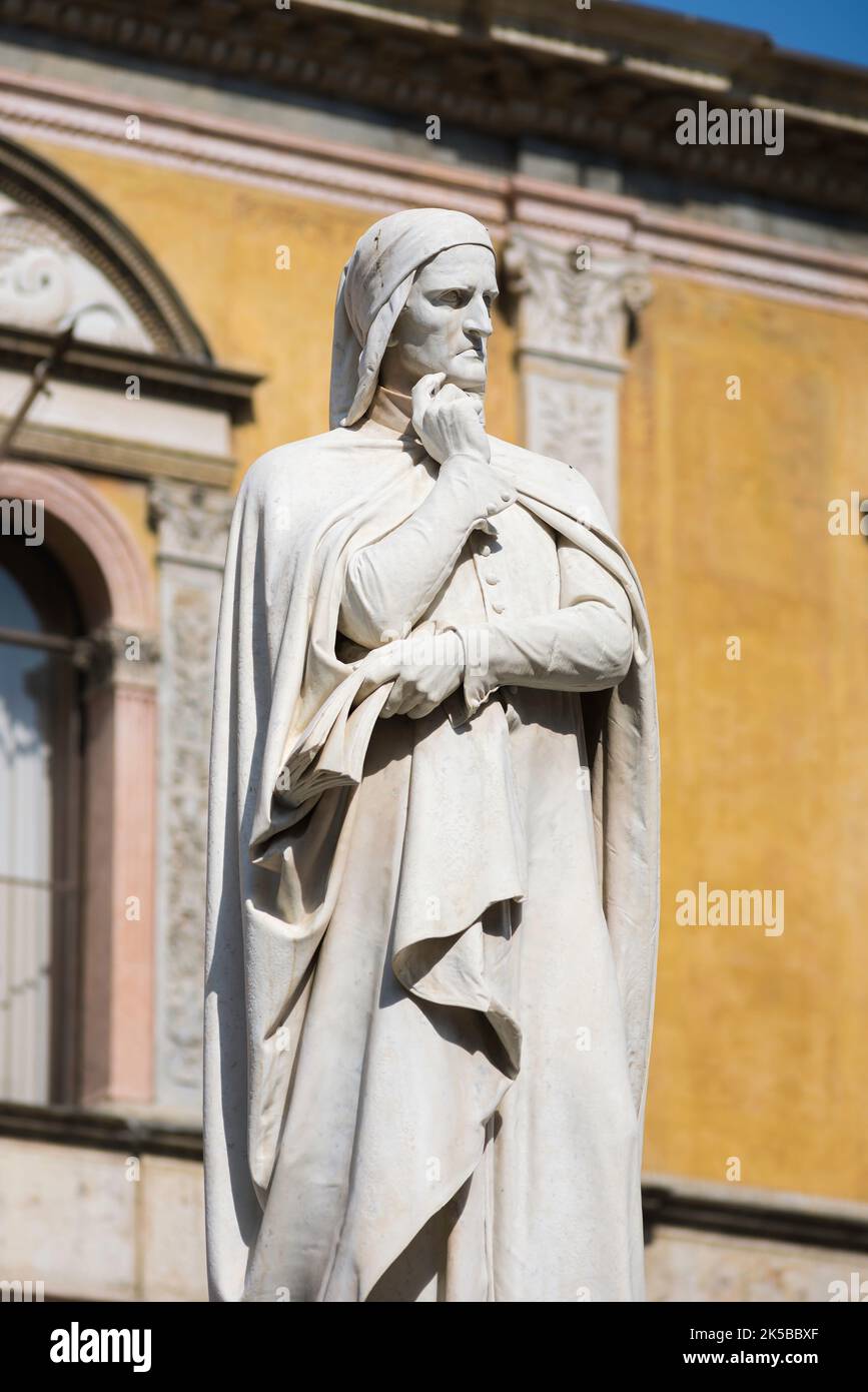 Dante statue, view of a statue of the Italian Renaissance poet Dante ...