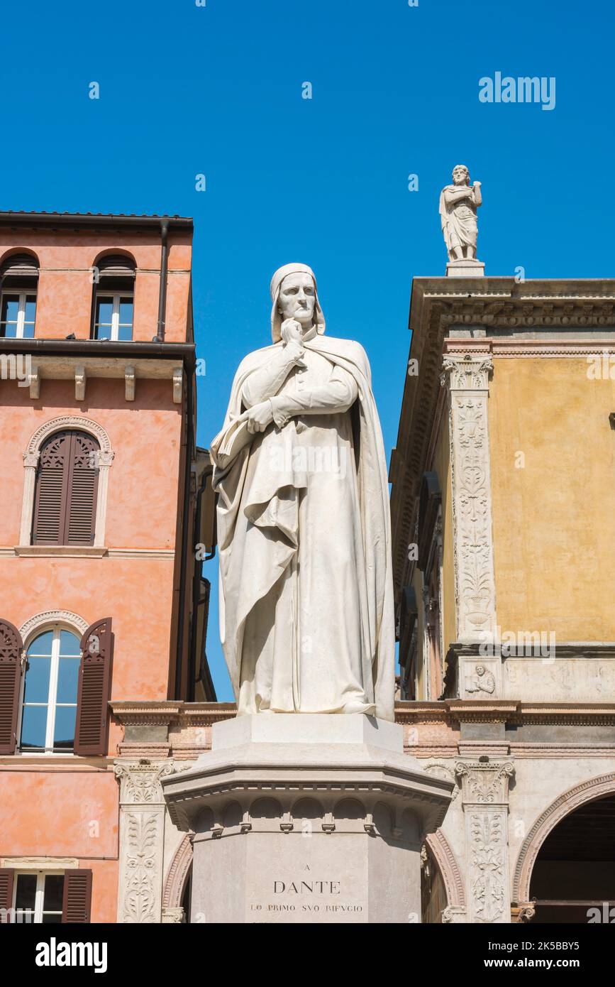 Dante statue, view of a statue of the Italian Renaissance poet Dante ...
