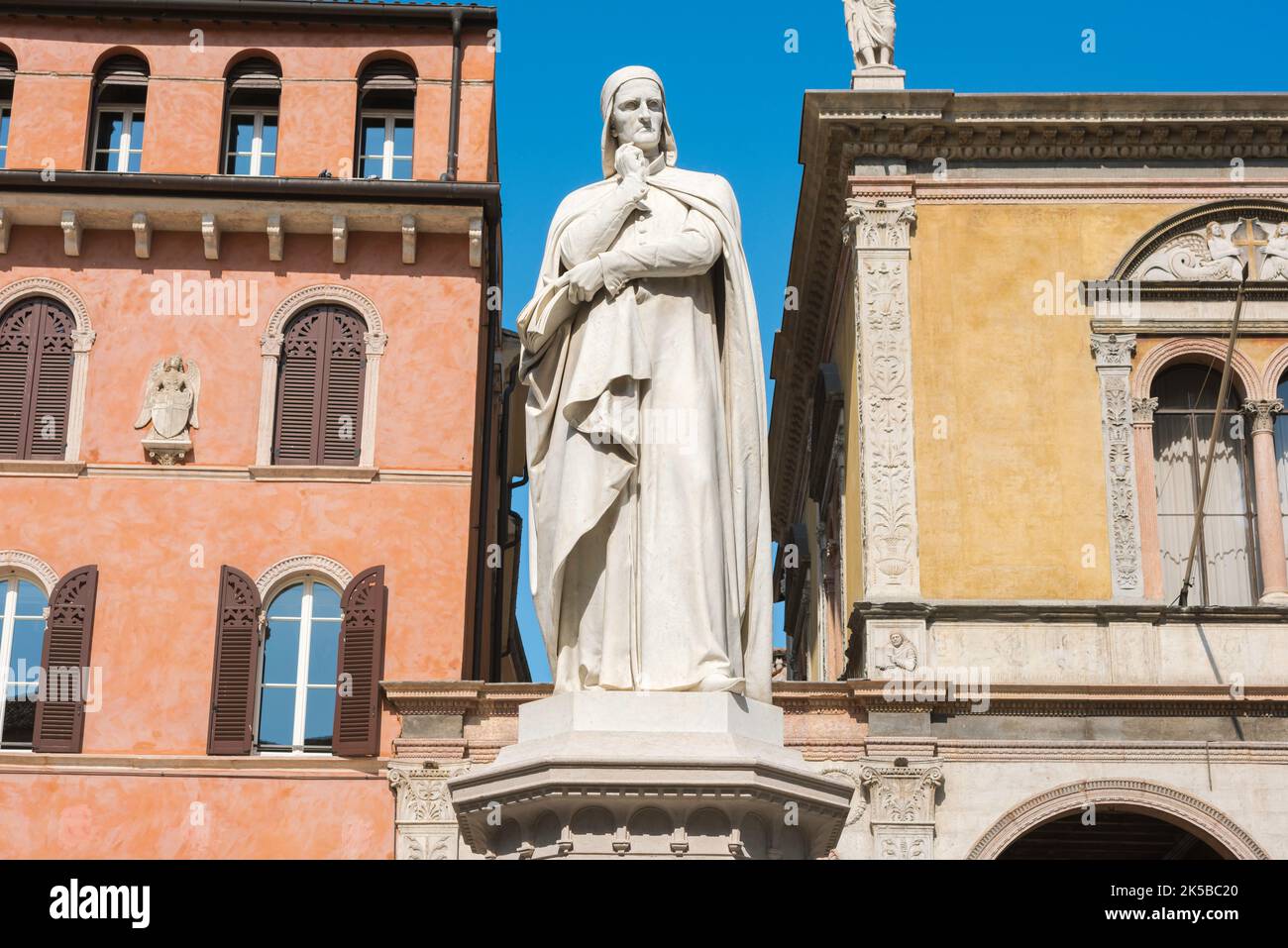 Dante statue, view of a statue of the Italian Renaissance poet Dante ...