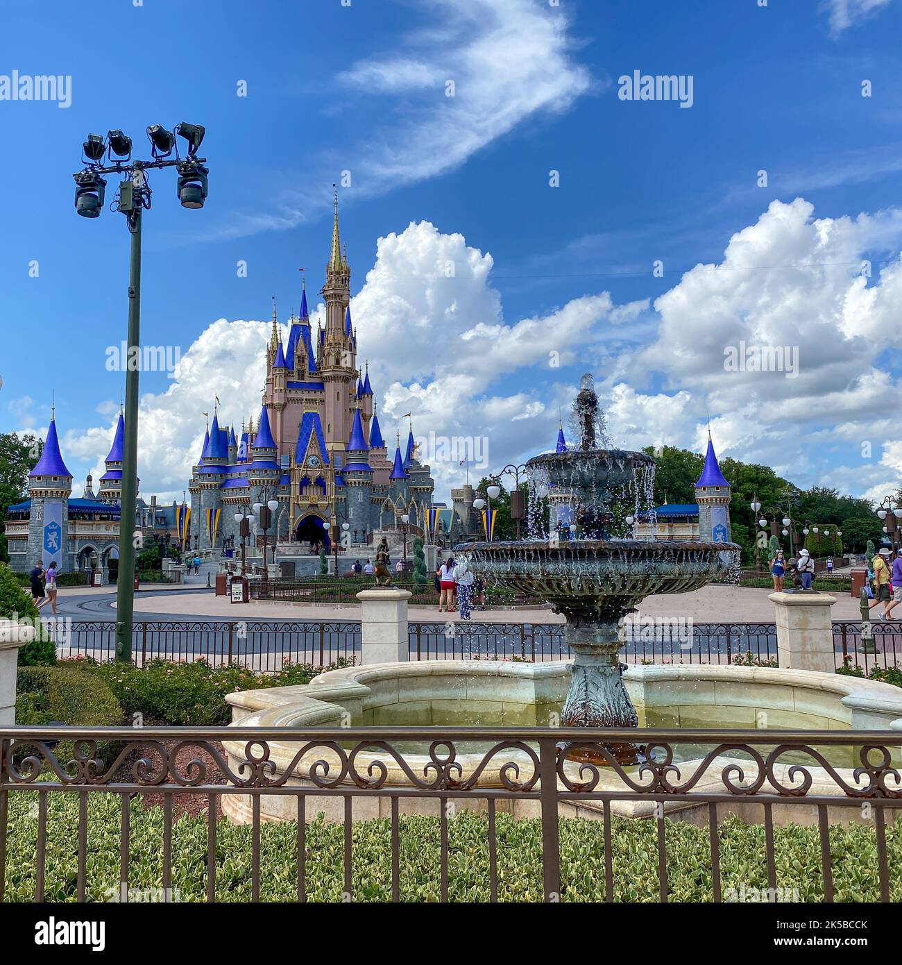 Cinderella castle in the magic kingdom hi-res stock photography and ...