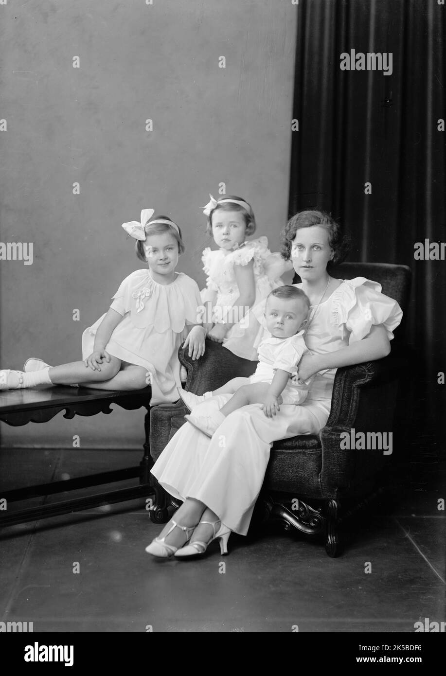 Vincent P. Aherns, Portrait, 1933. Boy with mother and sisters Stock ...