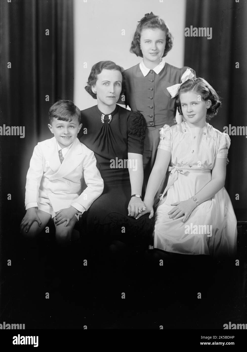 Vincent P. Aherns, Portrait, 1933. Boy with mother and sisters Stock ...